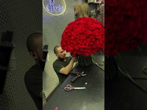How to make 400 roses bouquet (highlights) - YouTube
