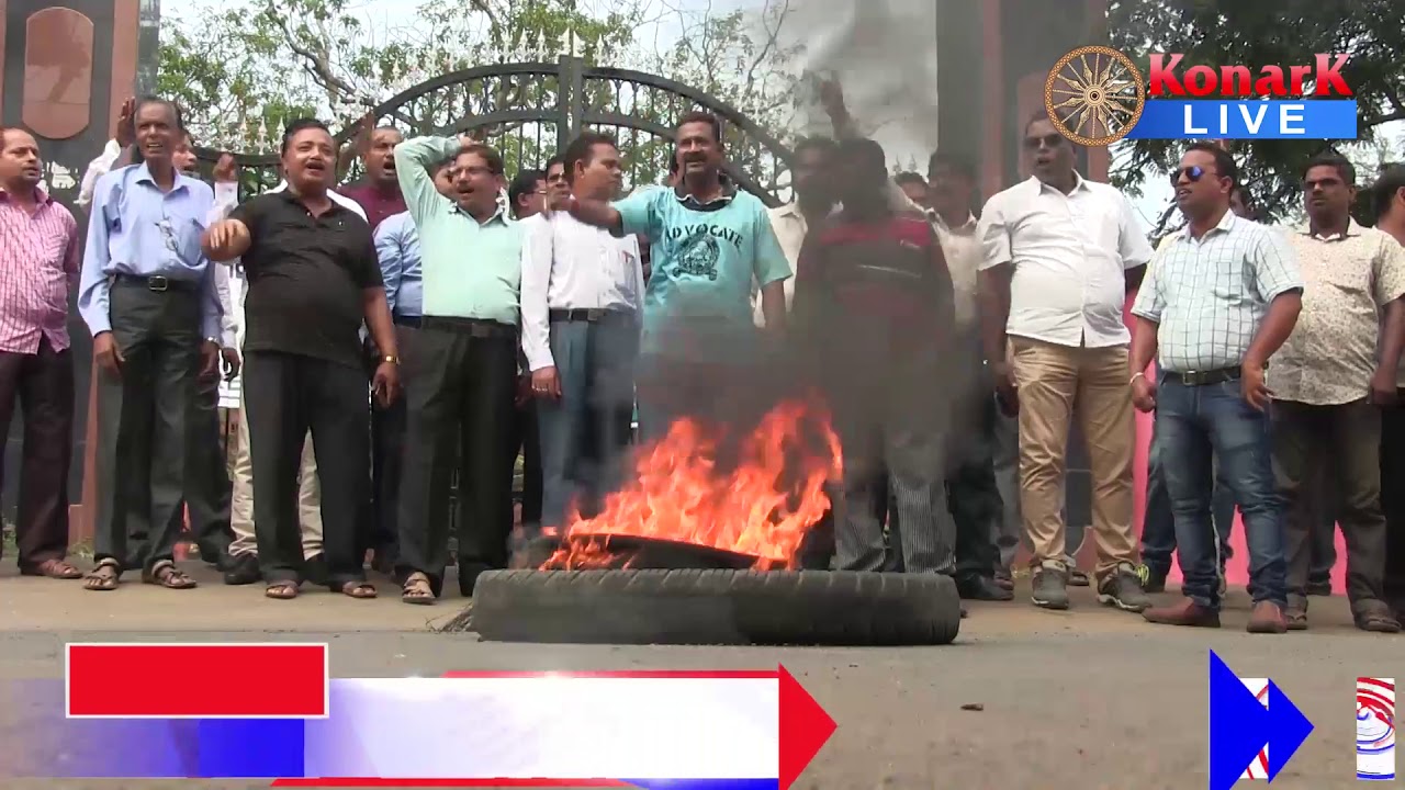 Fighting on two groups of lawyer after standing on strike, Cuttack ...
