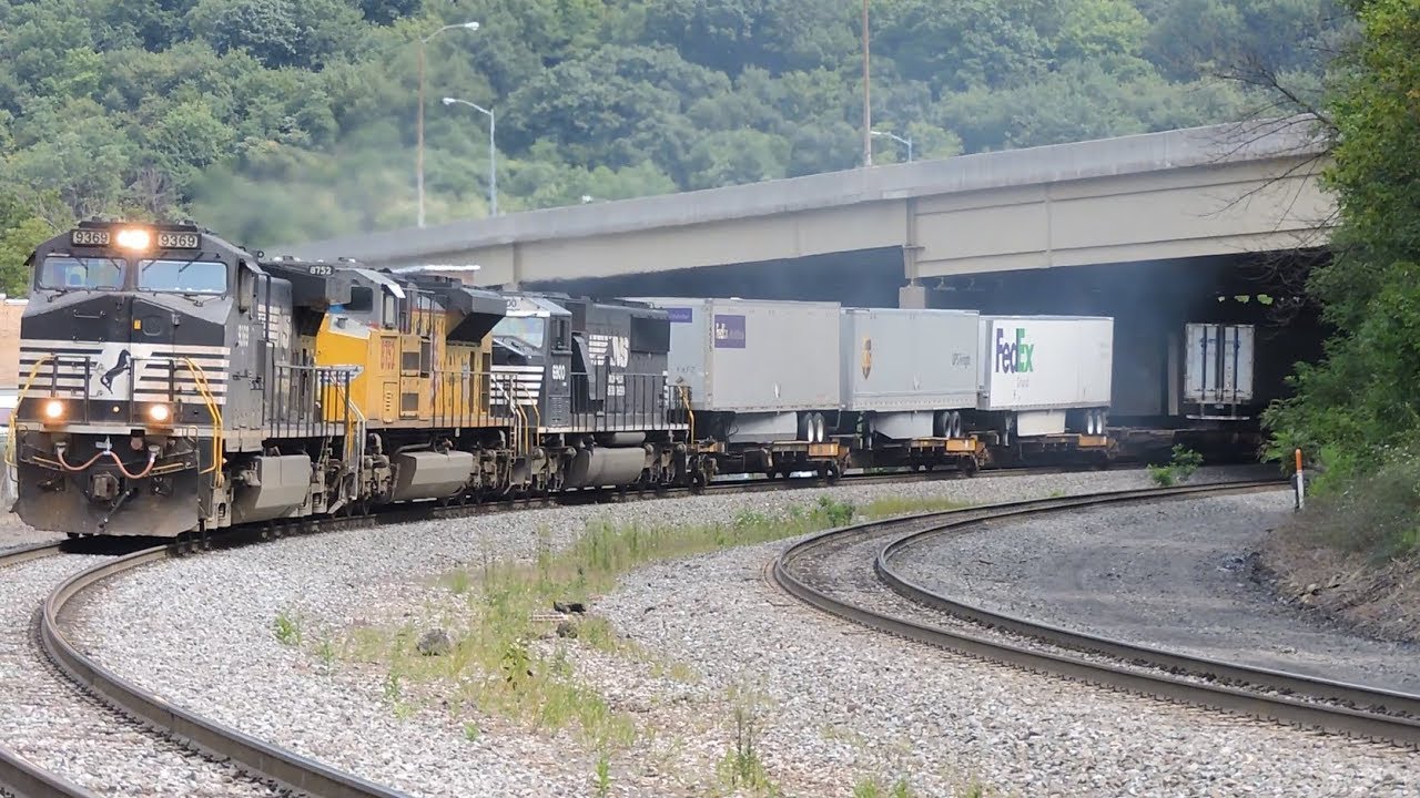 NS 21M UPS/FedEx Train With UP #8752 SD70ACe At Spruce St In Tyrone, PA ...