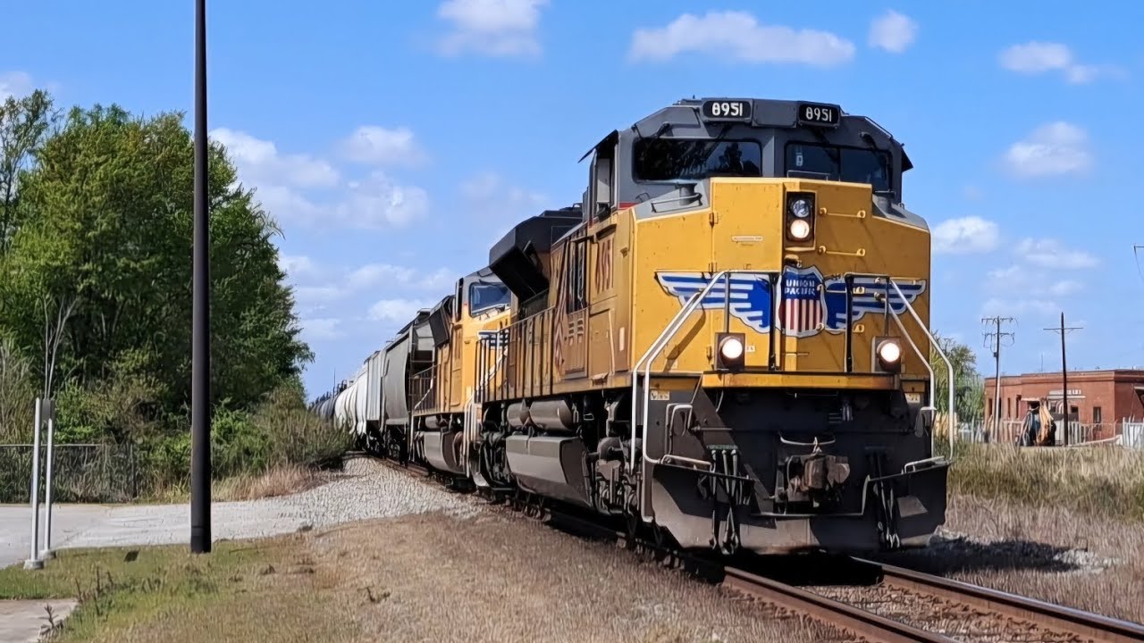 EMD/AH/SD70M! UP #8951 leads a fast/long EB UP M-AGLI21 out of Lake Charles, Louisiana!!! - YouTube