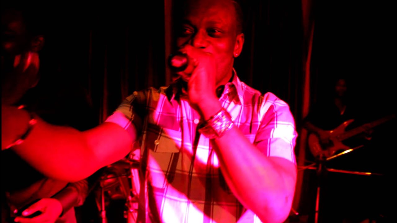 CHARLES ALAO EN SHOWCASE : Meiway chante pour Dieu - YouTube