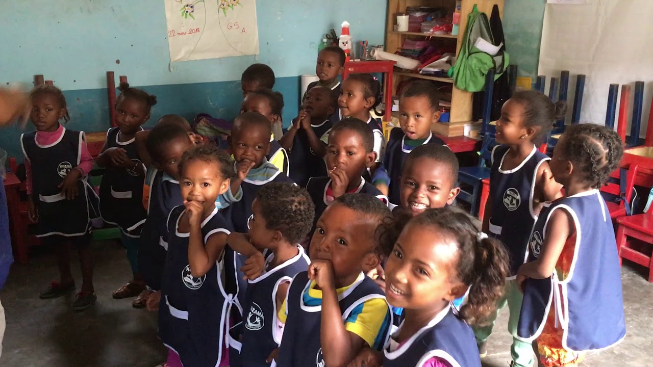 Les enfants de Madagascar vous souhaitent un joyeux Noël - YouTube