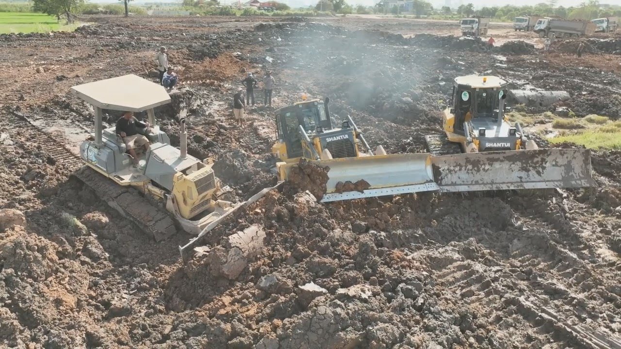 WOW!! Deep Stuck Rescue Team 25Ton Bulldozer DH17C3 Stuck In Deep Mud ...