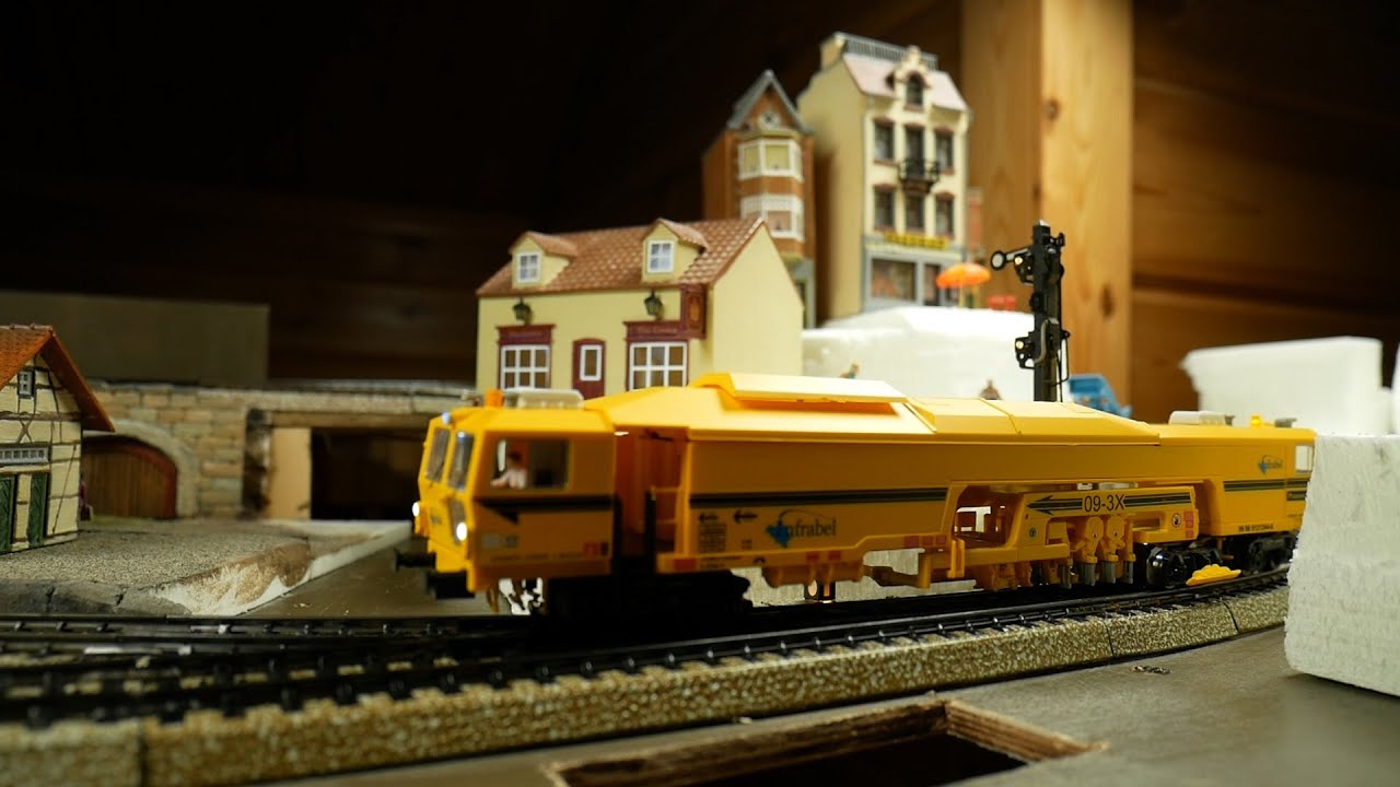 Scale HO Schienen-Stopfexpress "Infrabel" Plasser & Theurer 09-3X ...