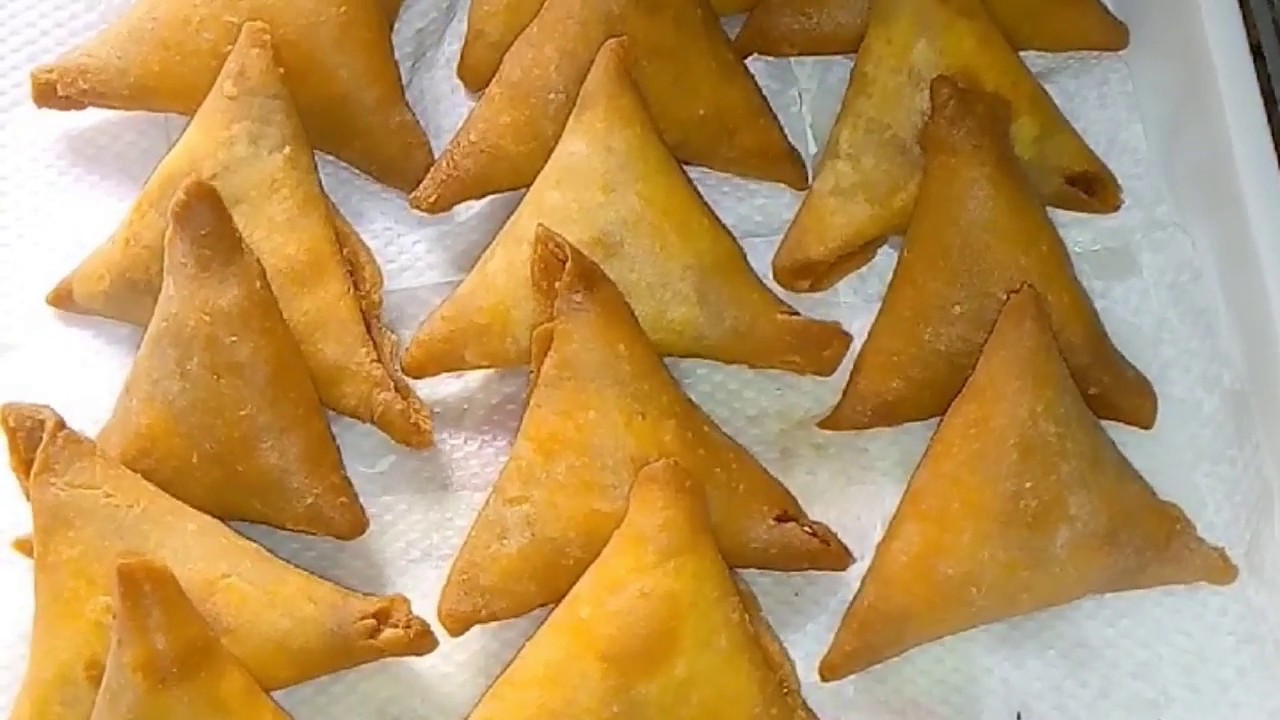 How to make Ndengu Samosas at home/home made Samosas - YouTube