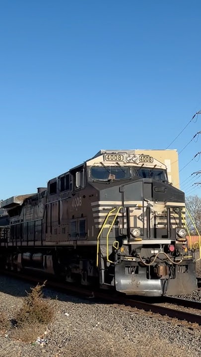 NS 400& AC44C6M leads NS 23G through Bound Brook, NJ with a friendly crew! (3/8/25) - YouTube