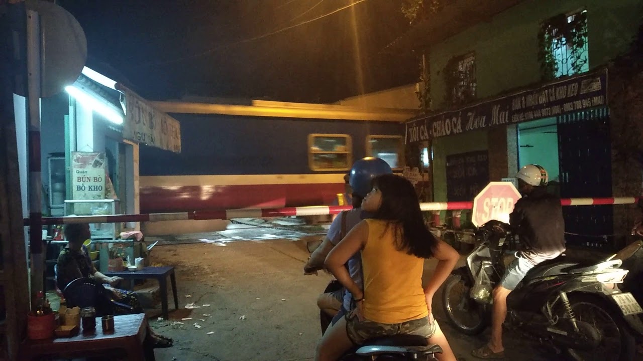 D20E-016 SE12 (trễ 4 tiếng 15 phút do sự cố SE5) qua chắn Cơ Khí (20:22 ...