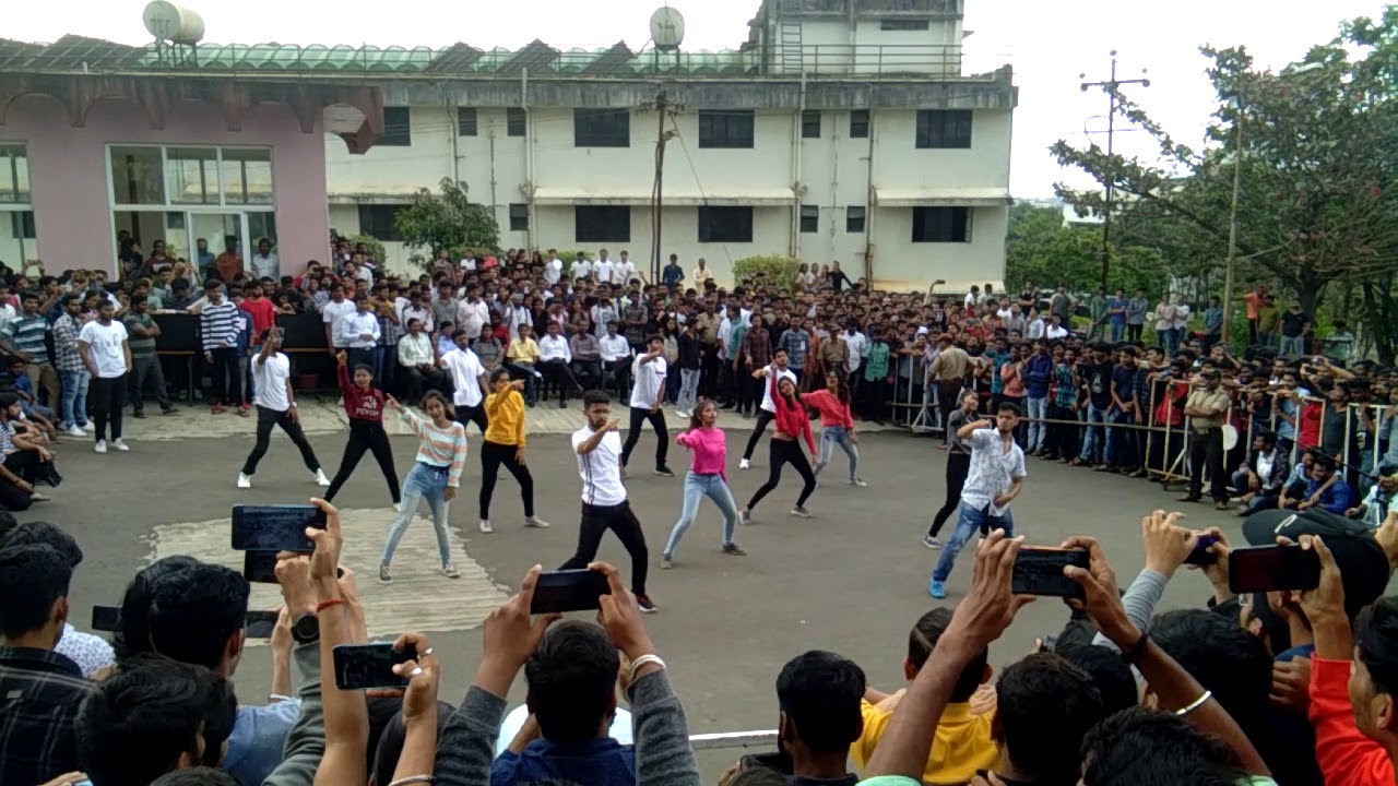 Flash mob dancing video - YouTube