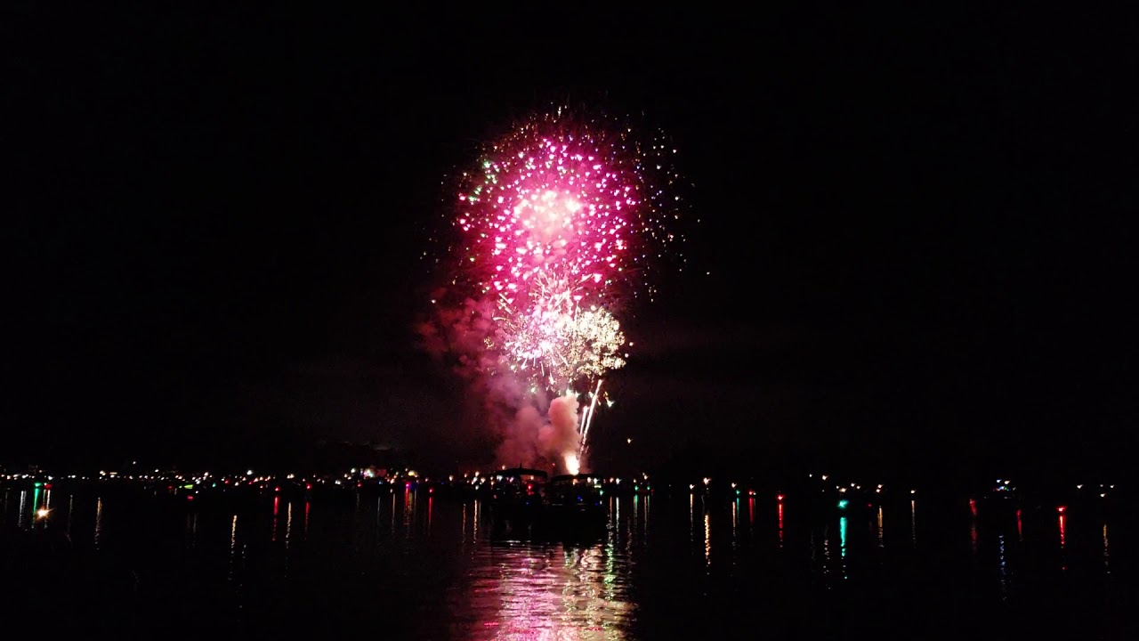 Pistakee Bay Fireworks 2018 - YouTube