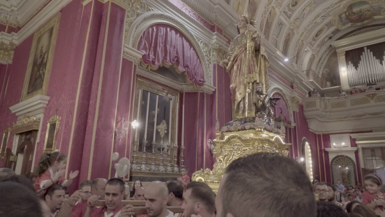 Sannat - Ħruġ min niċċa tal-istatwa Santa Margerita - YouTube
