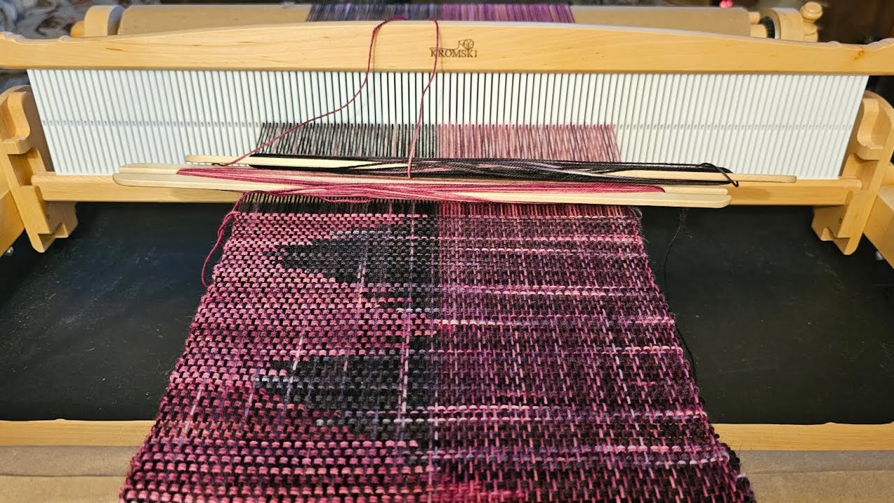 Tips on how to weave a Clasped Weft pattern. - YouTube