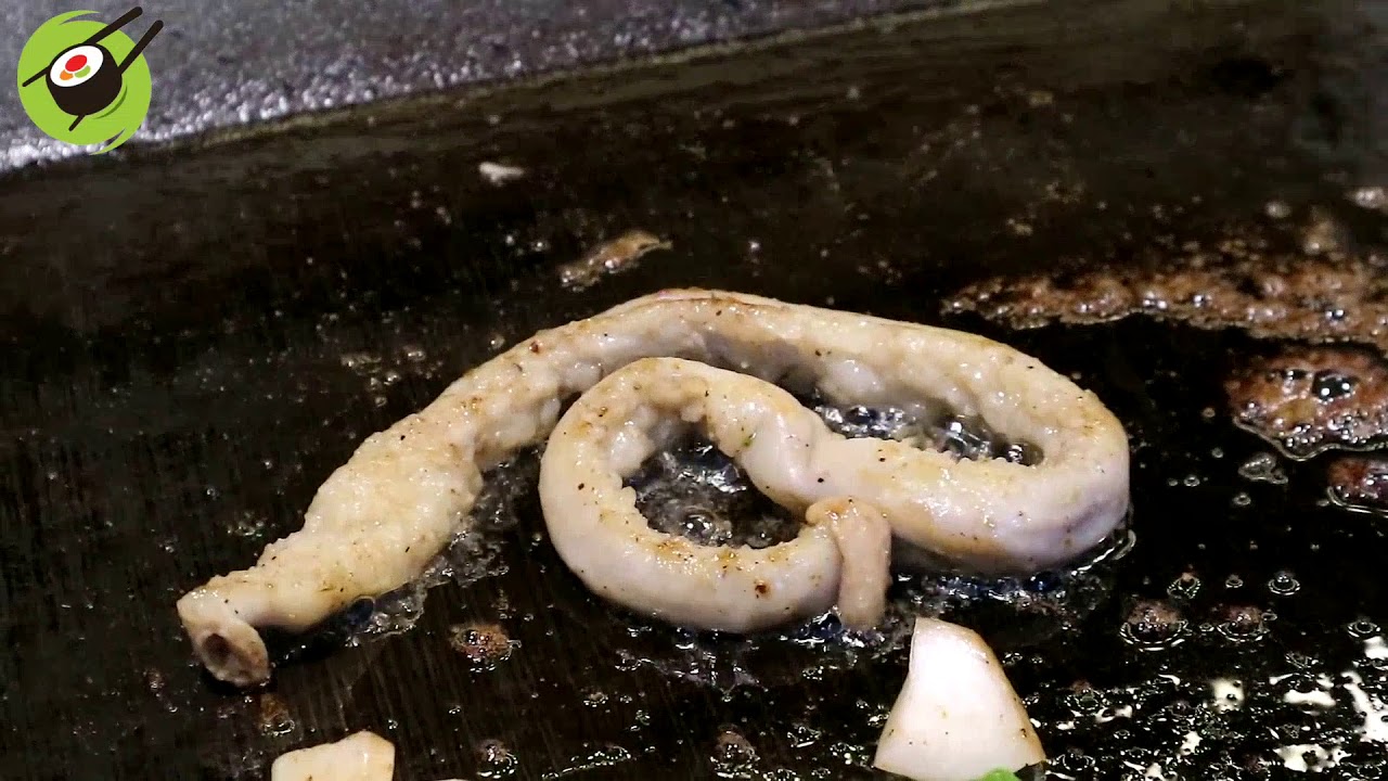 Japanese Street Food / 8$ Grilled Beef Tripe 焼き肉 / Korean Food Market ...