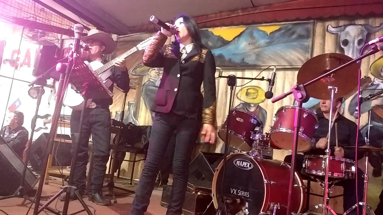 Leonardo gatica junto a Carmen Delgado en vivo - YouTube