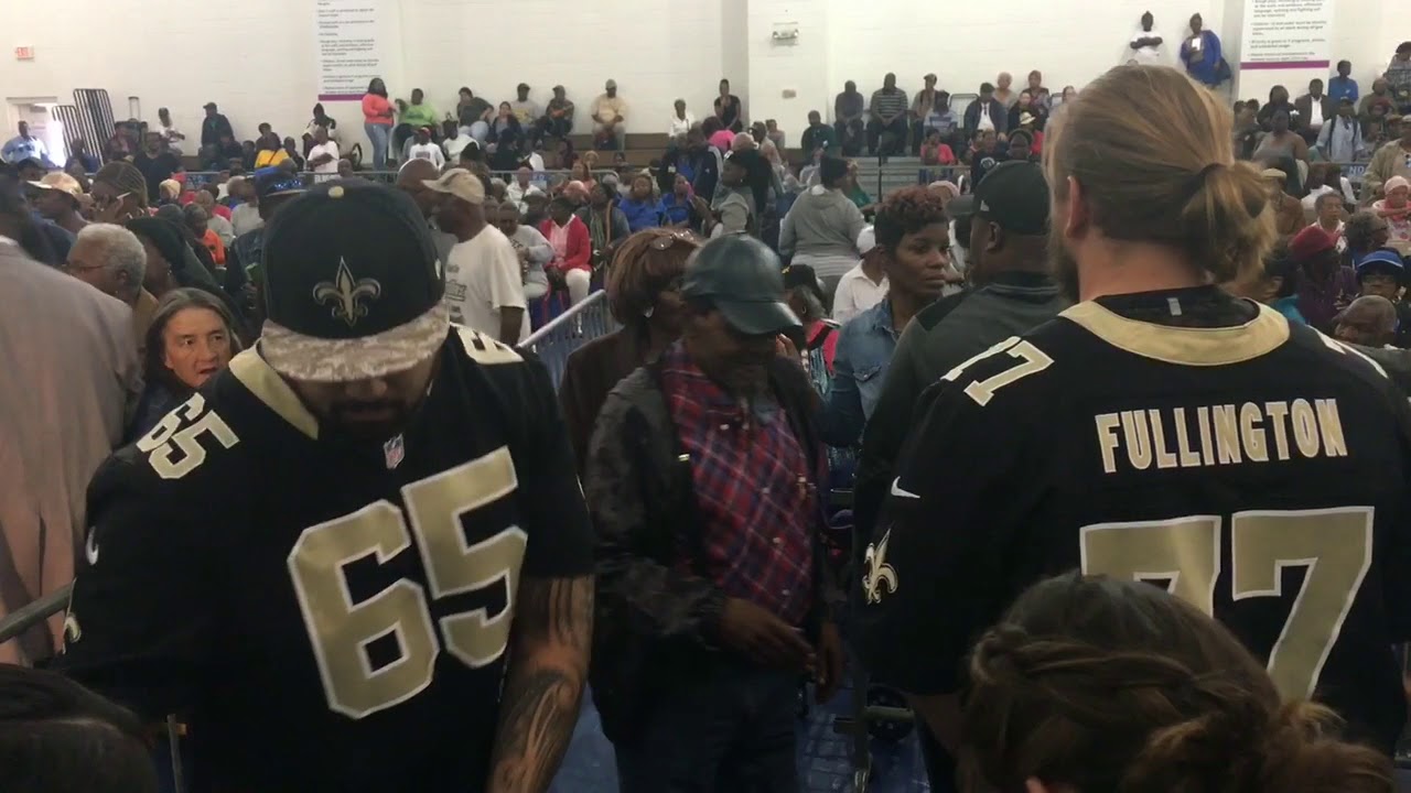 Saints players pass out Thanksgiving turkeys to New Orleanians - YouTube