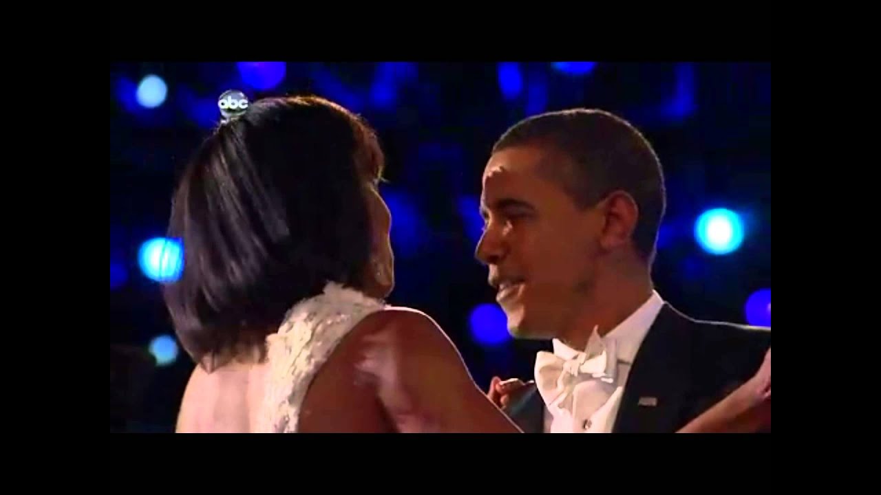 Barack Obama sings and dances with Michelle (inaugural balls) - YouTube