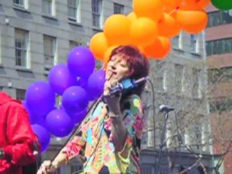 Deni Bonet Rocks the US National Anthem on Electric Violin - New York ...
