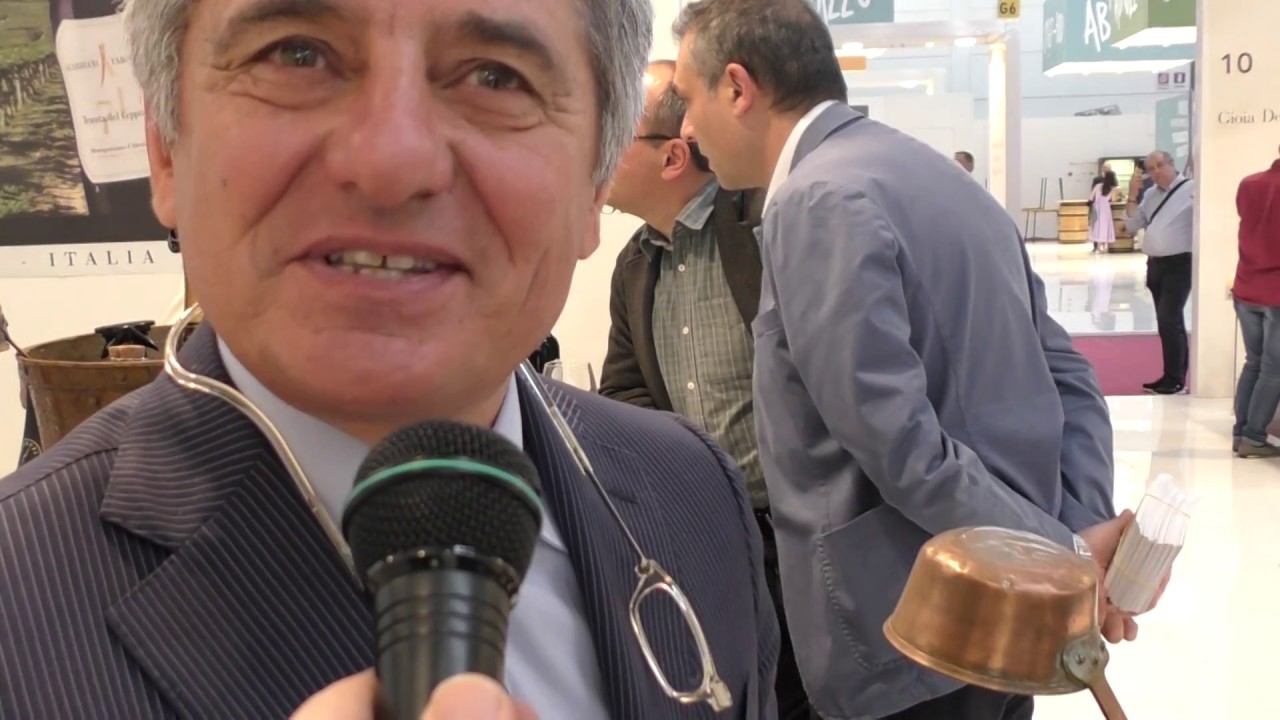 Fausto Zazzara mostra la sboccatura ad Alessandro Errigo e Lara ...