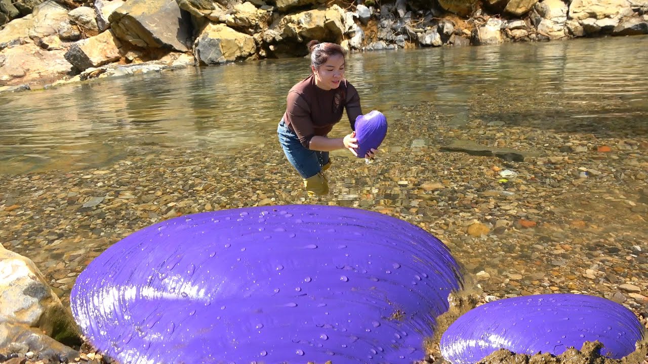 💎💎💎 The girl discovered several large purple clams with many gemstones ...