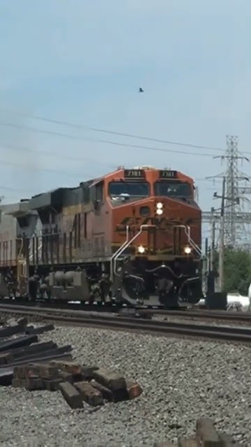 BNSF 7181 East with a Fakebonnet in tow. - YouTube