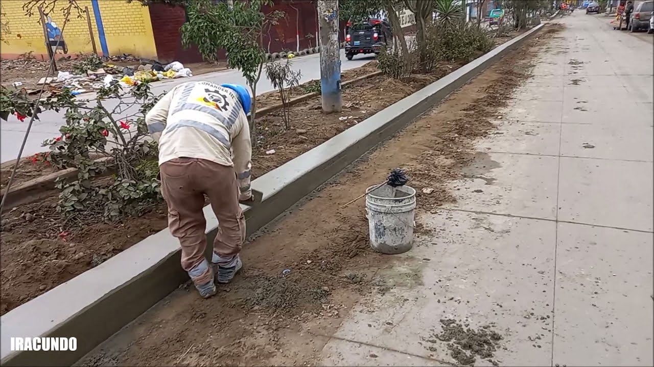 Construcción de sardineles en la av. Bolívar en Villa el Salvador -Lima ...