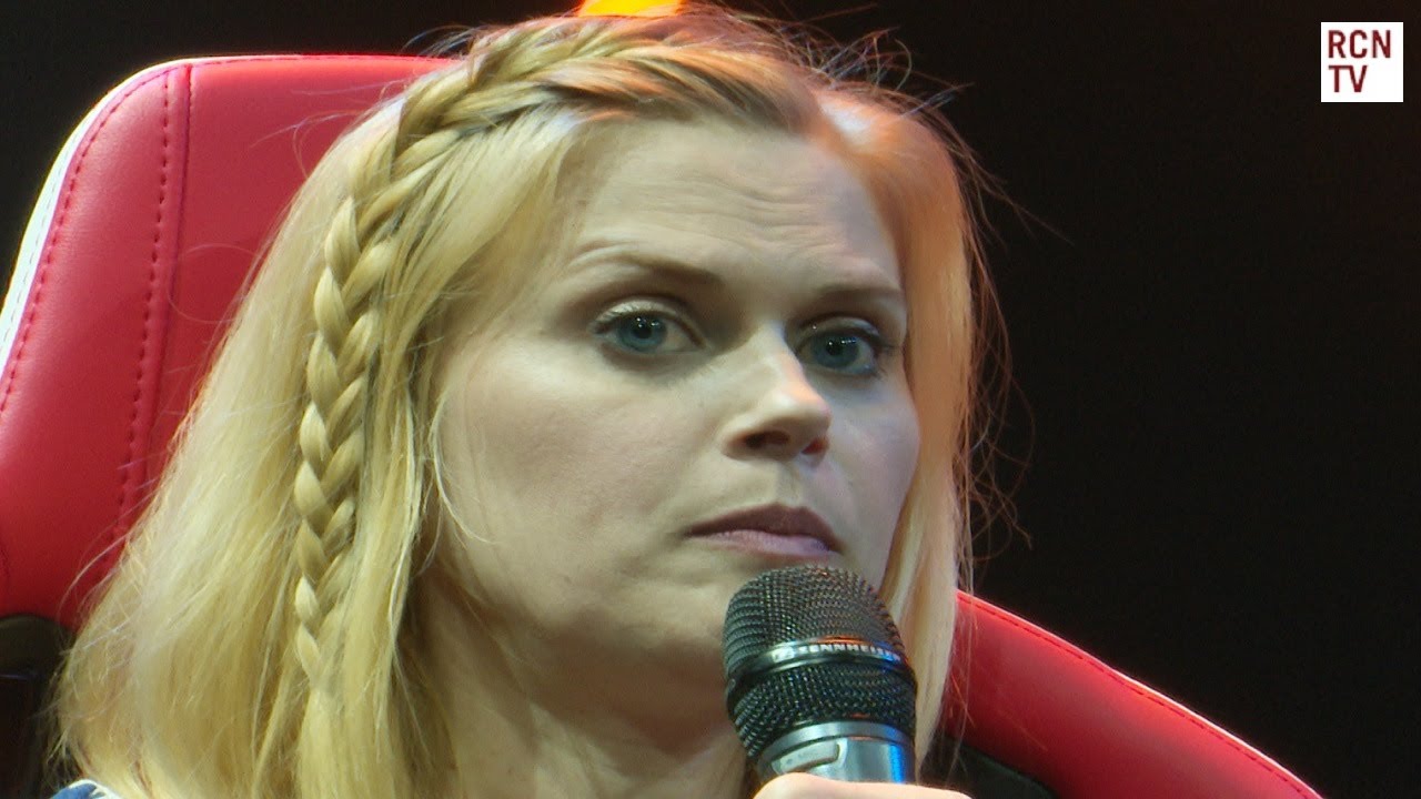 Janet Varney Won't Voice Avatar Korra Again - YouTube