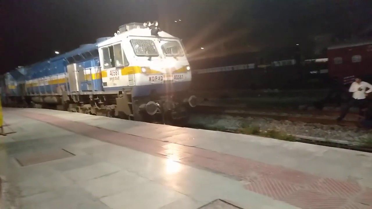 19665 Khajuraho Udaipur City Express Arriving Jaipur Junction - YouTube