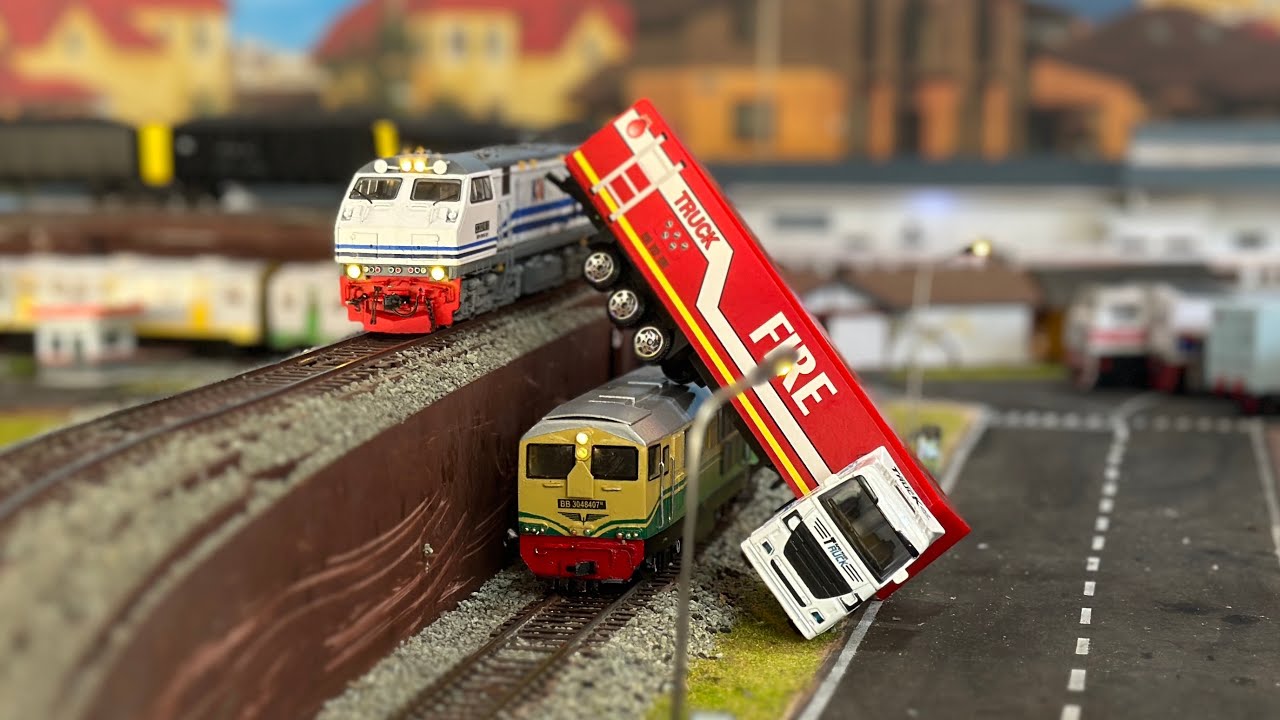 Truk kontainer ditabrak kereta api BB304 vintage & KA babaranjang yg ...