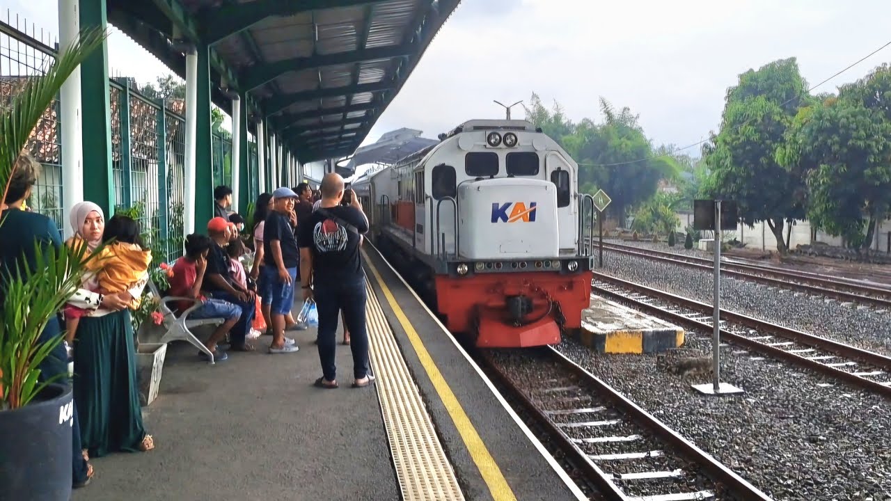 Perjalanan KA Lokal Rangkas Bitung - YouTube