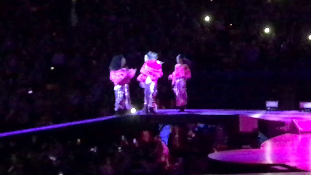 Ariana Grande - 7 Rings Live (March 22nd Buffalo NY) - YouTube