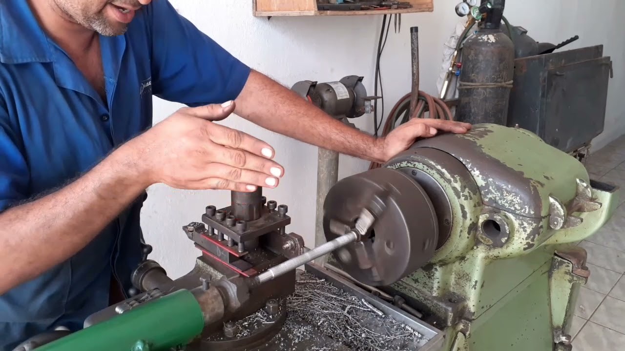 fazendo rosca no torno mecânico para recuperar saca polia - YouTube