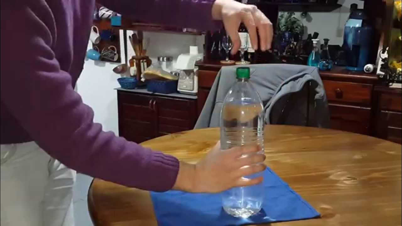 ALFREDO TUTORIALES - Cómo servir agua o bebida en un vaso? - YouTube
