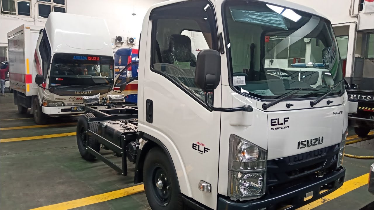 Isuzu "engkel" Elf NLR berbasis Euro 4 sekarang sudah dibekali ...