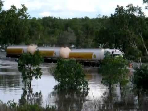 Caminhão Shell atravessando um rio inundado - YouTube
