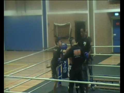 Demien Gokoel(tooy gym) vs Malik Kysho.K.O 1e Ronde ( Junior Super ...