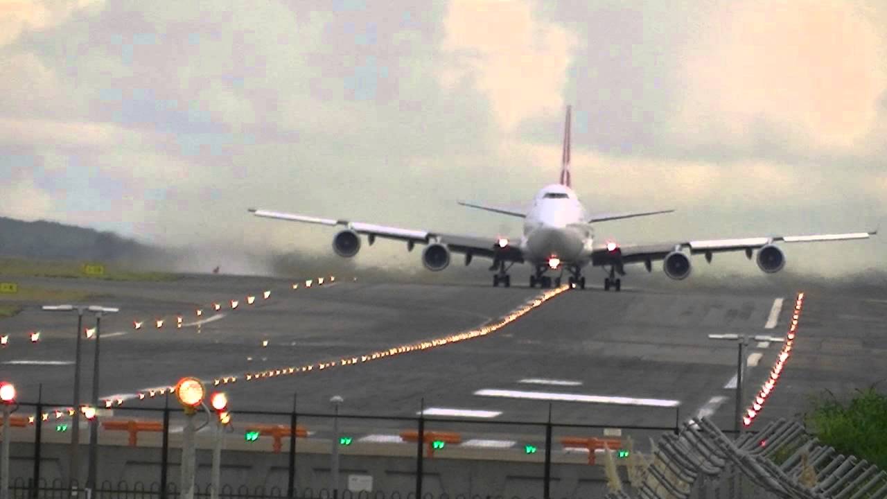 QF7 - One of the longest commercial flights in the world. Boeing 747 ...