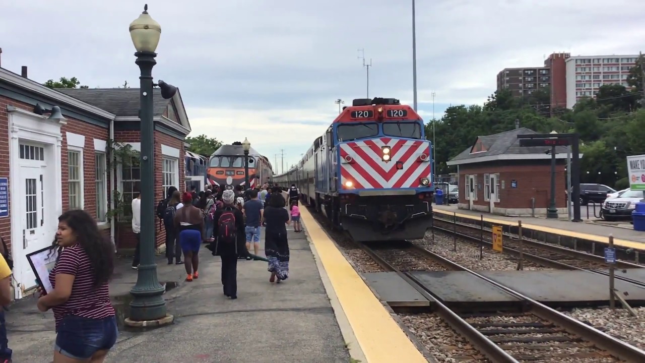 Metra Outbound Train Stops In Elgin - YouTube