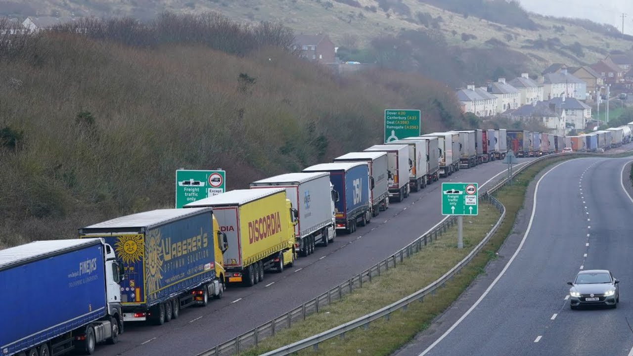 Brexit. Importing lorries stuck for 4 days in UK due to bad IT systems ...