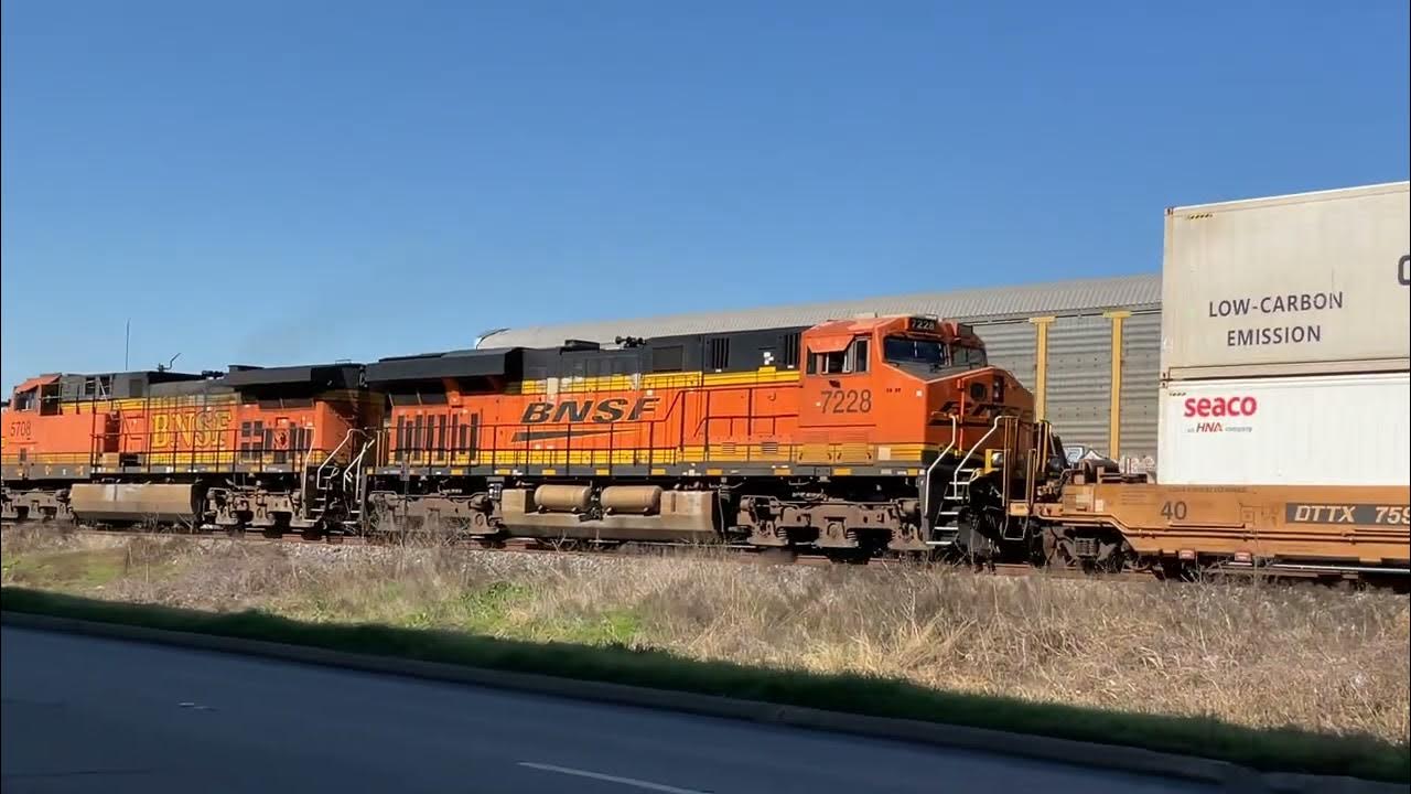 BNSF 5708 leads a intermodal train - YouTube