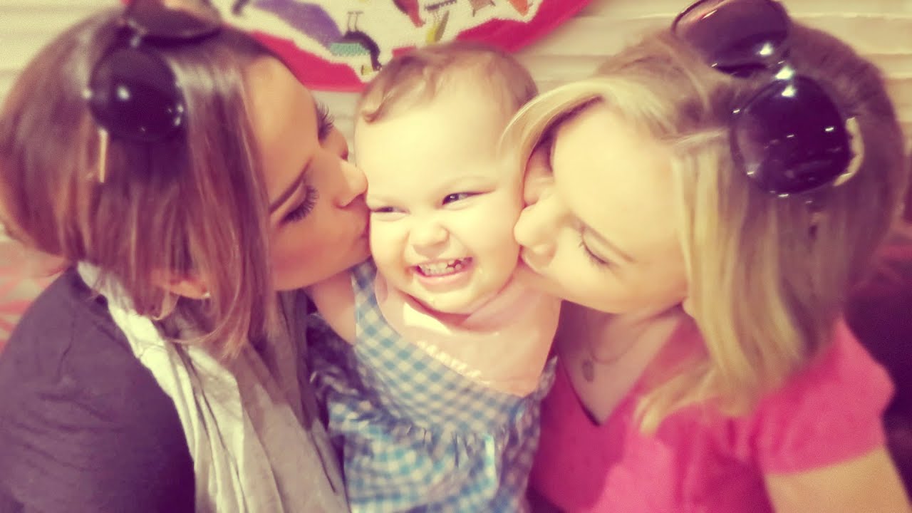 PRETTY GIRLS KISSING! - YouTube