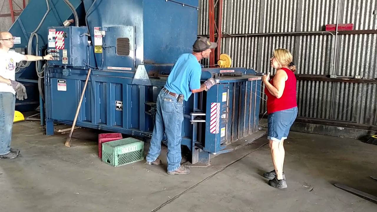 Gemini - Running Cardboard and Ejecting Bale - FOR SALE - YouTube