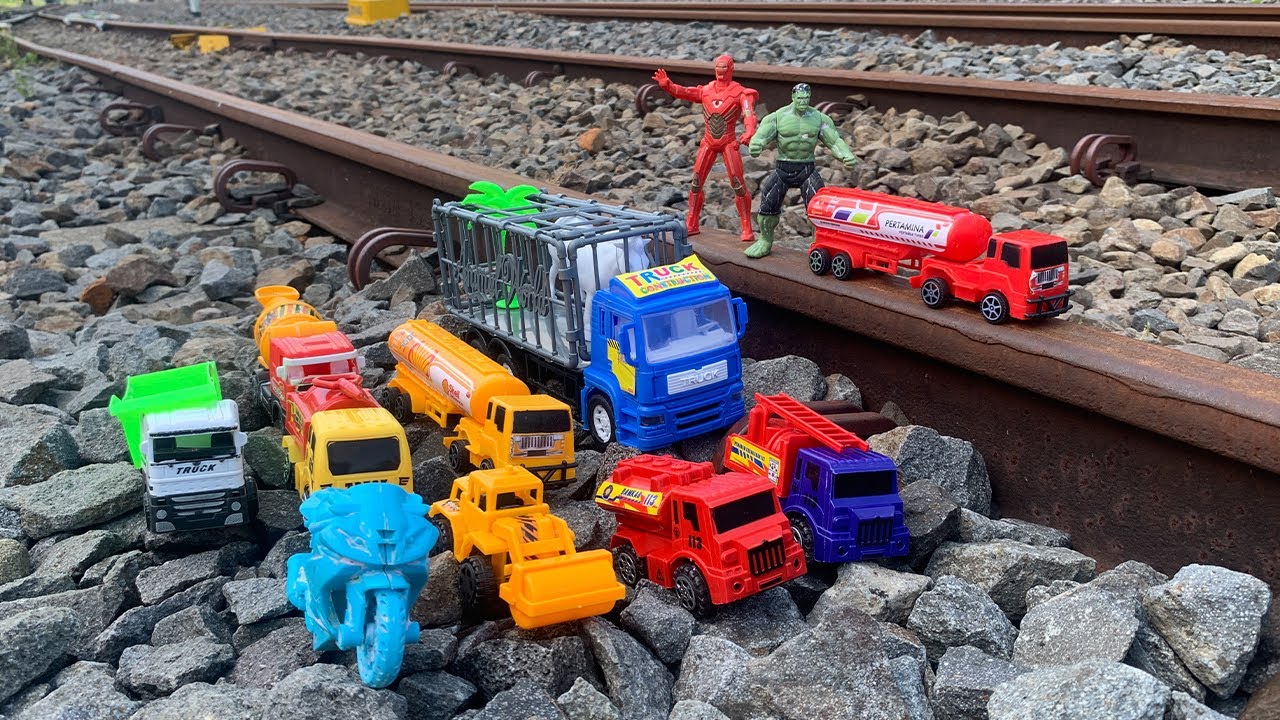 Berburu Mainan Mobil Mobilan Di Jalur Rel Kereta Api,Mobil Truck,Mobil ...