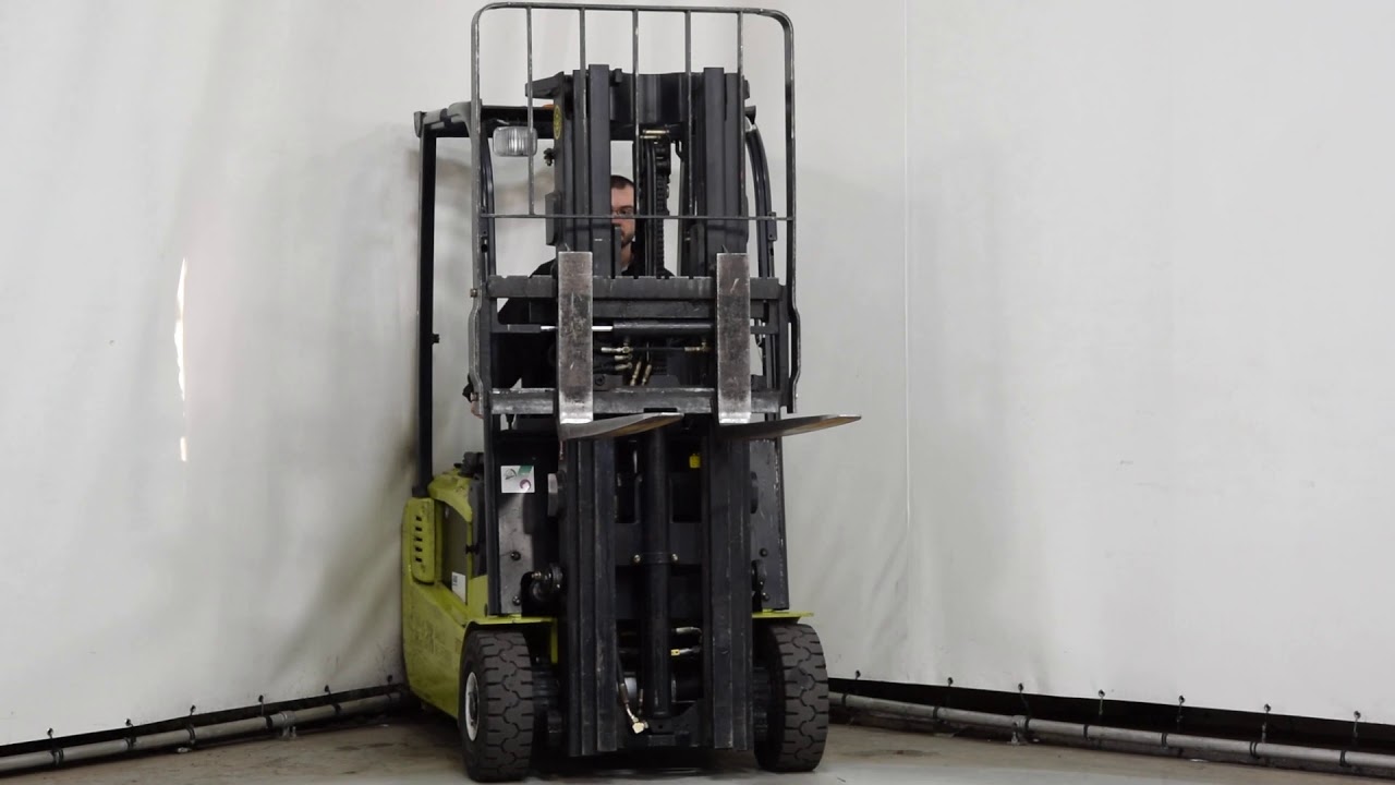 AG80 Clark GTX18; year 2009 - YouTube