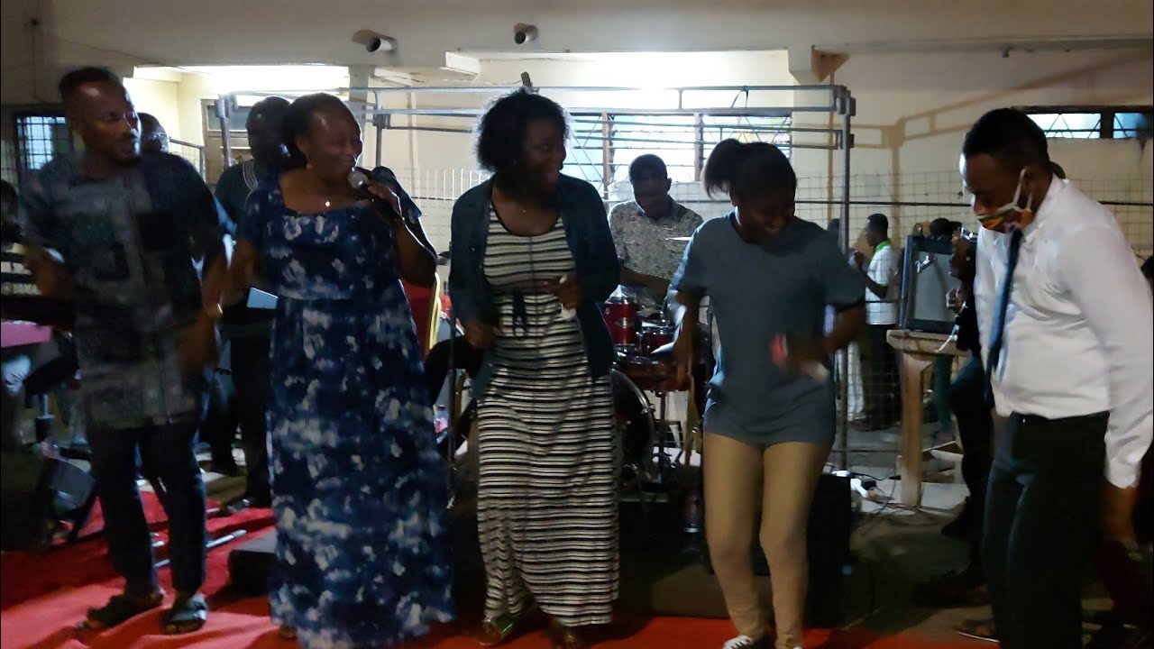 Pure Pentecostal Praise Led by Deaconess Jane Quaye | Sunday Street Gospel Evangelism - YouTube