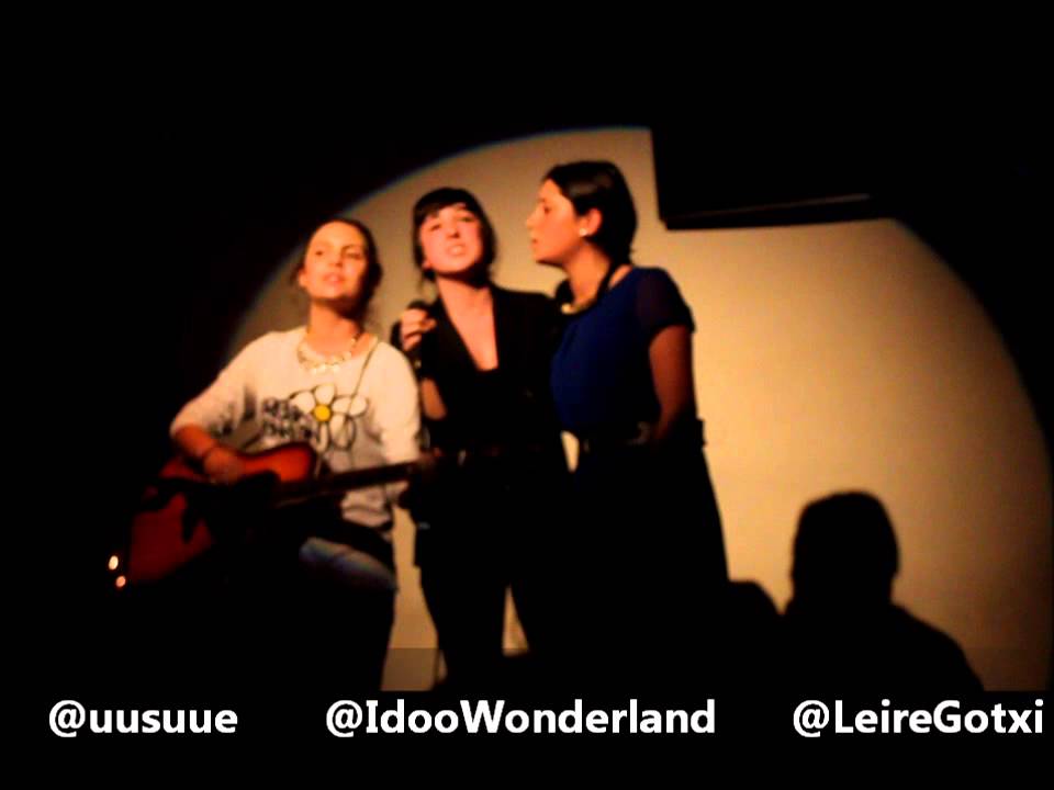 Lau Teilatu - Leire Gotxi, Idoia Bediaga eta Usue Martínez - YouTube