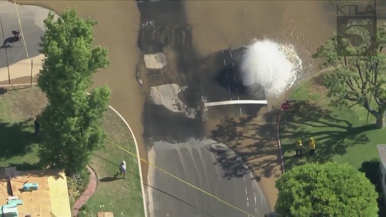 Massive water main break floods Sherman Oaks neighborhood, residents ...