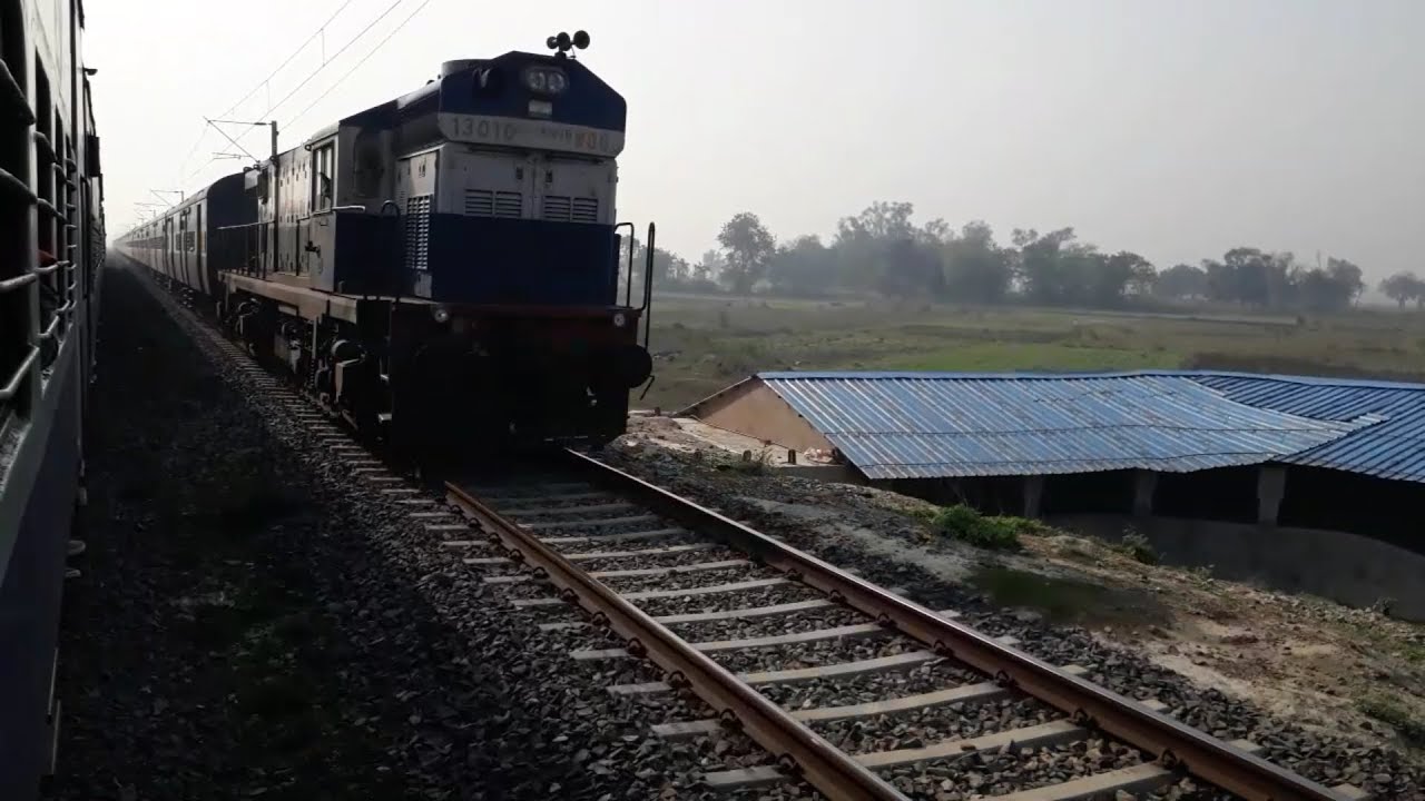 15708 Amrapali Express Meets 14005 Lichchhavi Express - YouTube