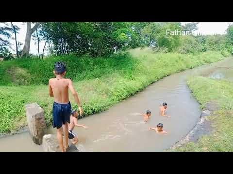 Mandi di Sungai Bocil bocil Desa - YouTube
