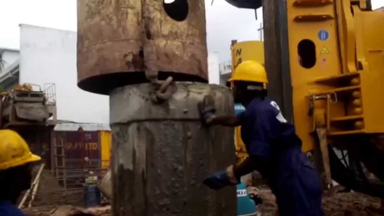 Hydraulic piling rig - Installation of a Casing pipe - YouTube