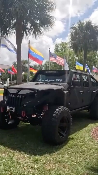😱 INSANE Jeep 6x6 “Apocalypse” Truck! Bedliner Blacked Out Beast on MUD ...