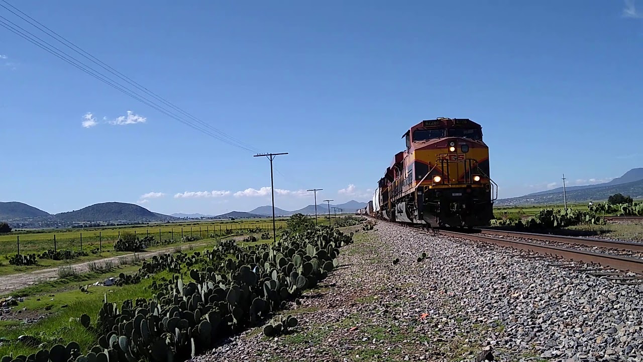KCSM GE ES44AC 4726/EMD SD70ACE 4132 al sur pasando San Lorenzo (V) - YouTube